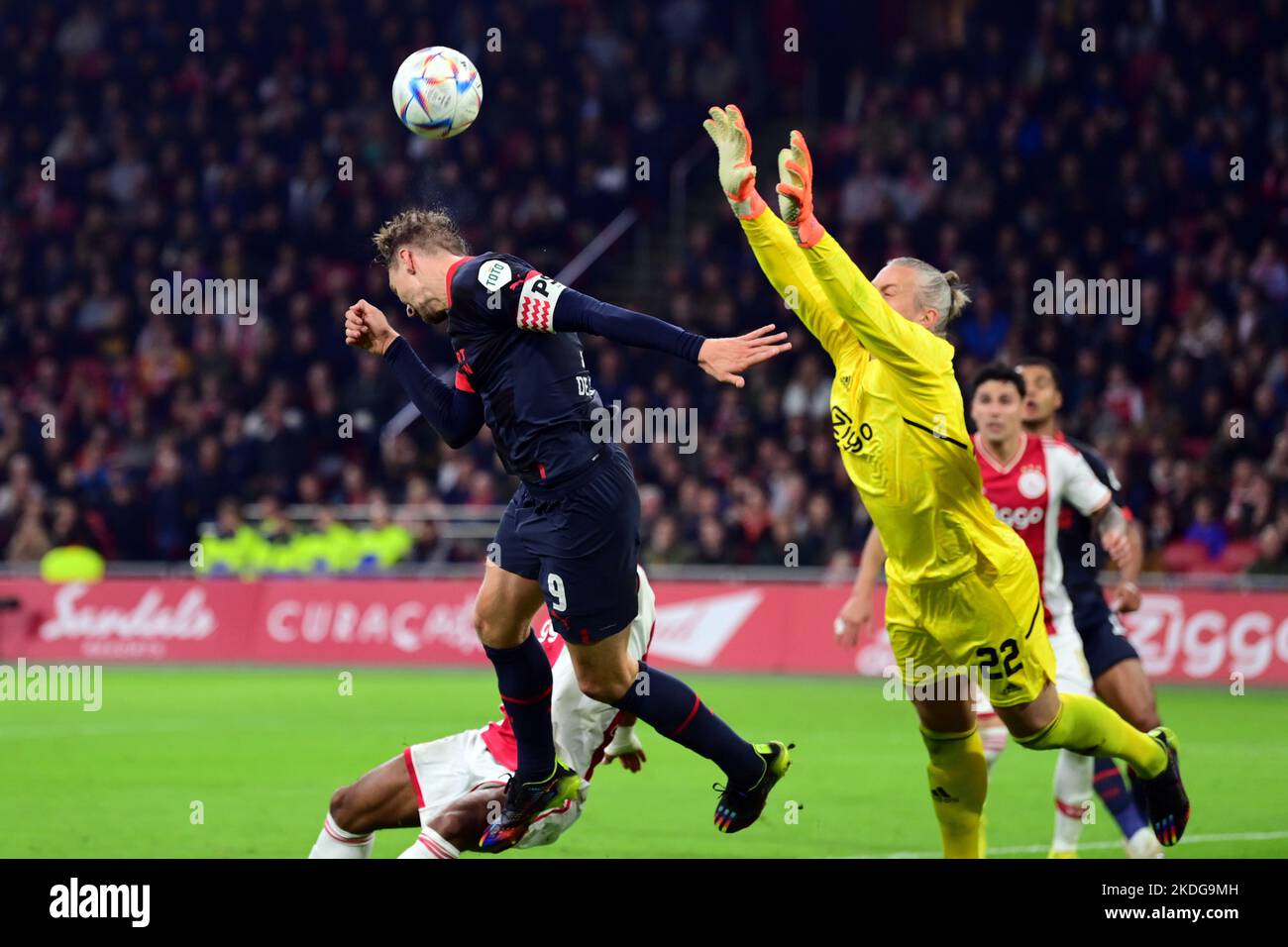 AMSTERDAM - (lr) Luuk de Jong of PSV Eindhoven, Ajax goalkeeper Remko ...