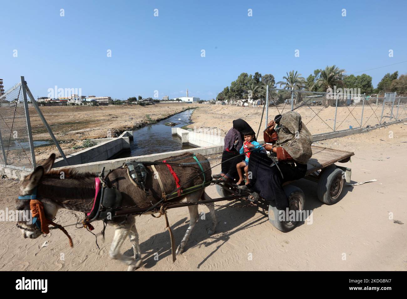 Gaza, Palestine. 6th Nov, 2022. Palestinian family on a cart pulled by ...