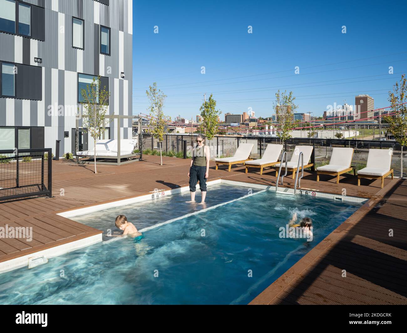 Apartment building landscaping hi-res stock photography and images - Alamy