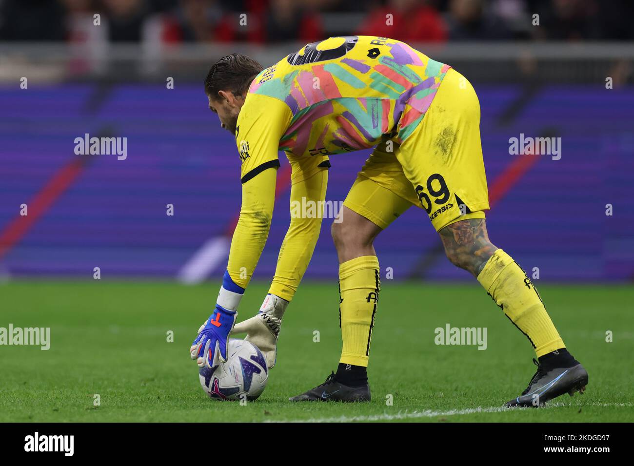 Milan, Italy, 5th November 2022. Bartlomiej Dragowski of Spezia Calcio ...