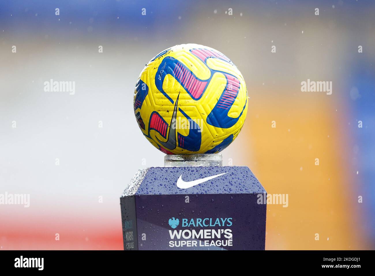 The fa womens super leaguewsl matchball hi-res stock photography and ...