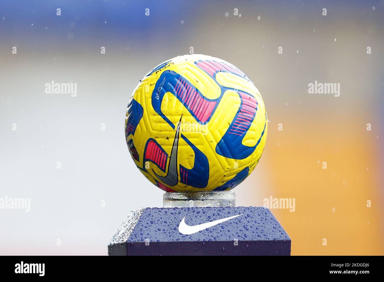 The fa womens super leaguewsl matchball hi-res stock photography and ...
