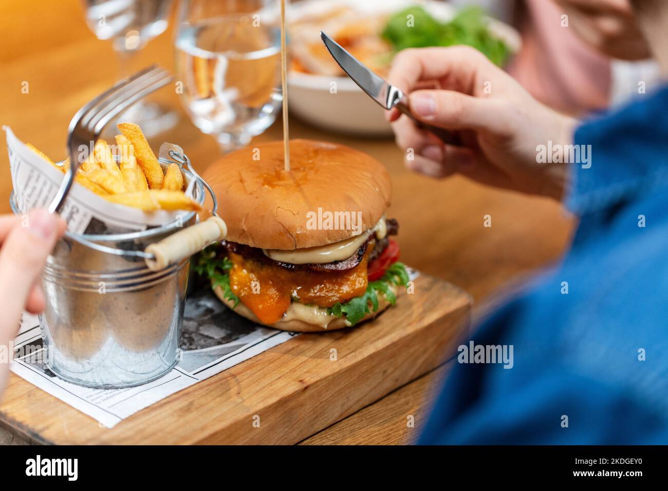 Man eating burger hi-res stock photography and images - Alamy