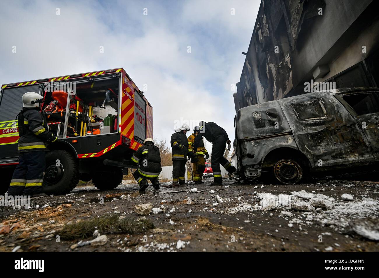 Non Exclusive: ZAPORIZHZHIA, UKRAINE - NOVEMBER 6, 2022 - Rescuers ...