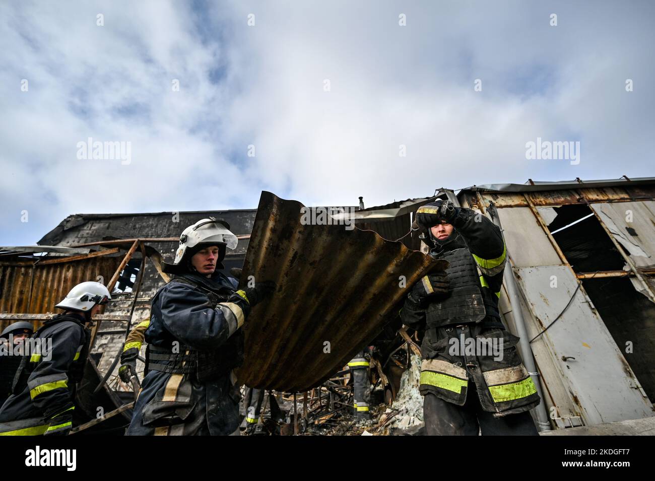 Non Exclusive: ZAPORIZHZHIA, UKRAINE - NOVEMBER 6, 2022 - Rescuers ...