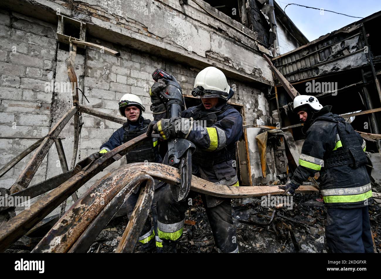 Non Exclusive: ZAPORIZHZHIA, UKRAINE - NOVEMBER 6, 2022 - Rescuers ...