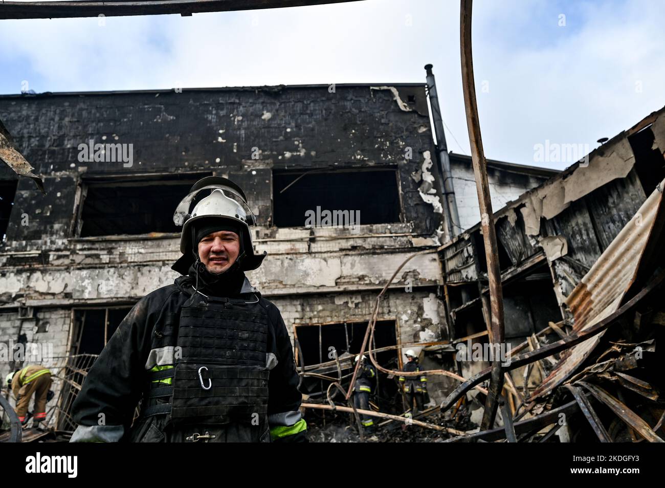 Non Exclusive: ZAPORIZHZHIA, UKRAINE - NOVEMBER 6, 2022 - A rescuer is ...