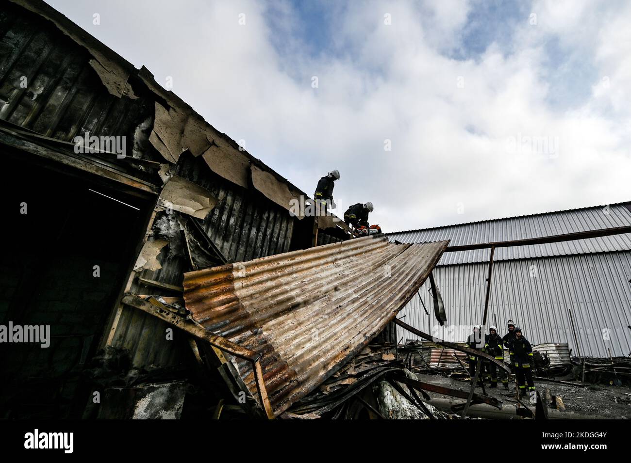 Non Exclusive: ZAPORIZHZHIA, UKRAINE - NOVEMBER 6, 2022 - Rescuers ...