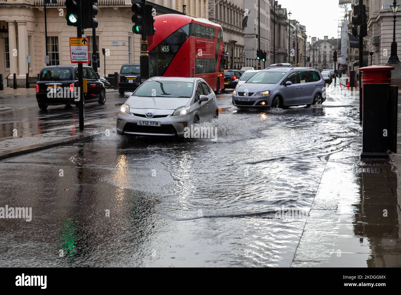 There was a large amount of flooding caused by storm in London.Cars ...