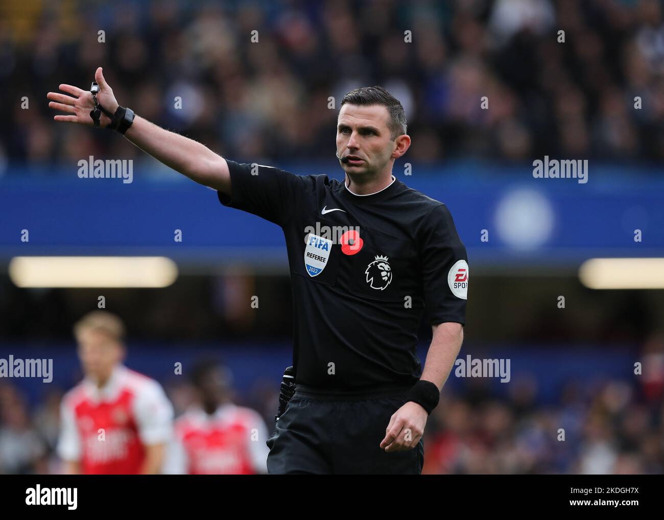 Referee michael oliver arsenal chelsea hi-res stock photography and ...