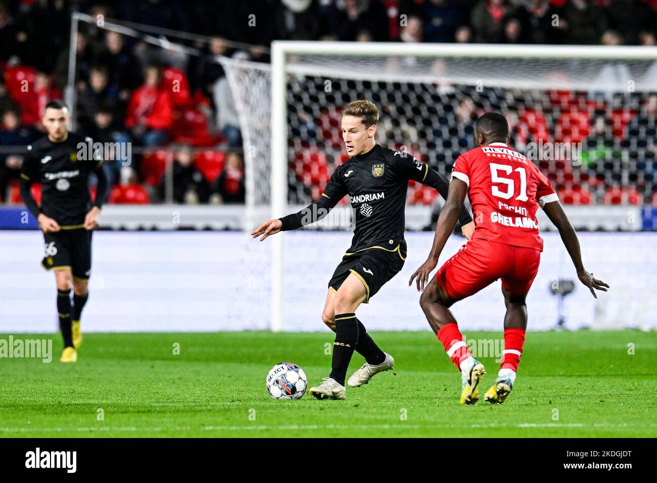Anderlecht's Yari Verschaeren and Antwerp's William Pacho Tenorio ...
