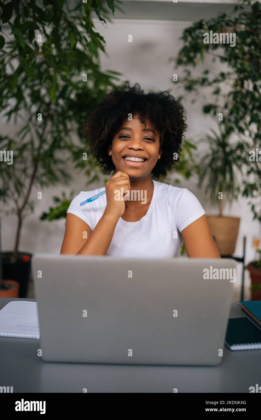 Laughing lady pen hi-res stock photography and images - Alamy