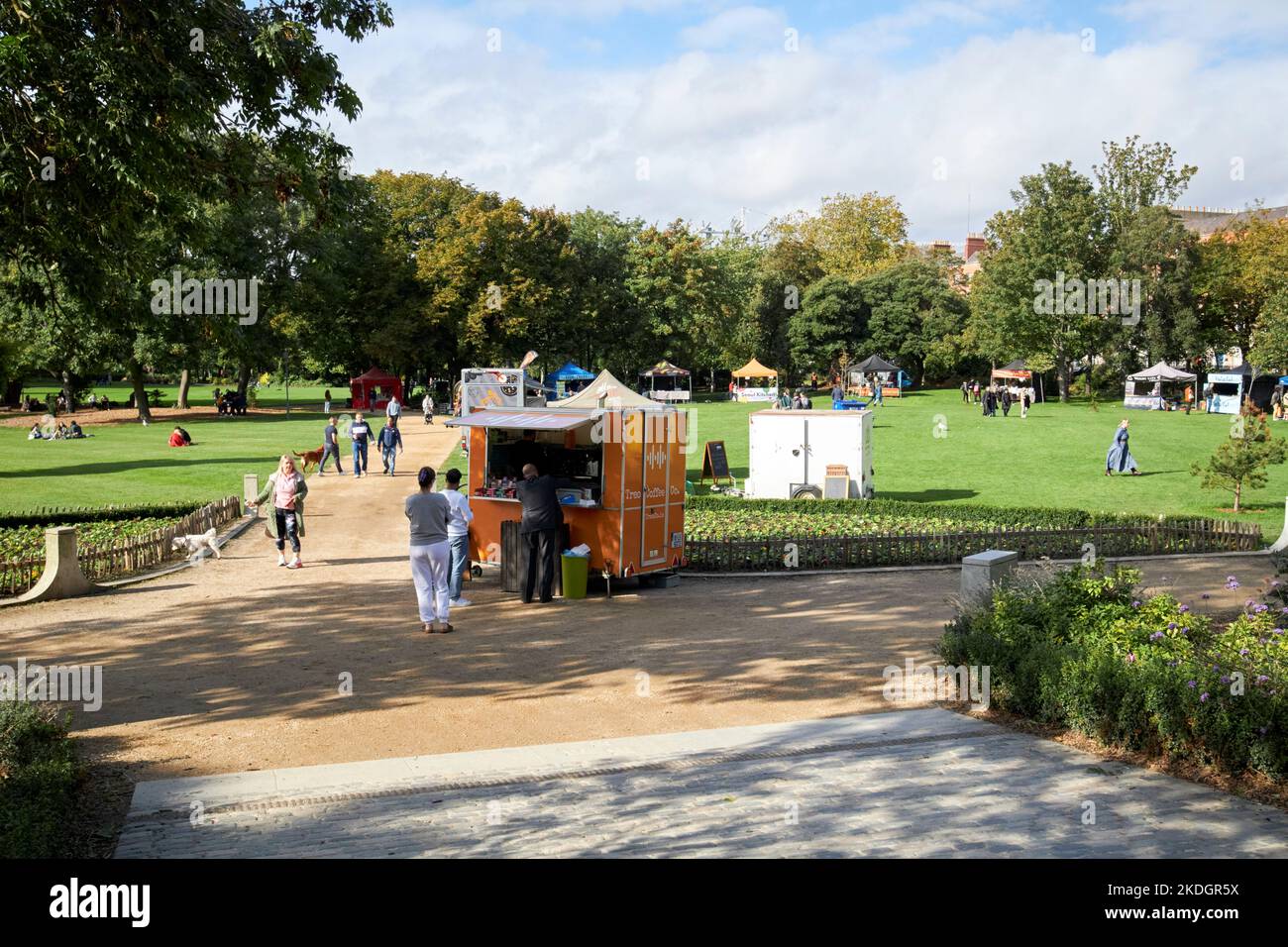 lunchtime food market in merrion square dublin republic of ireland ...