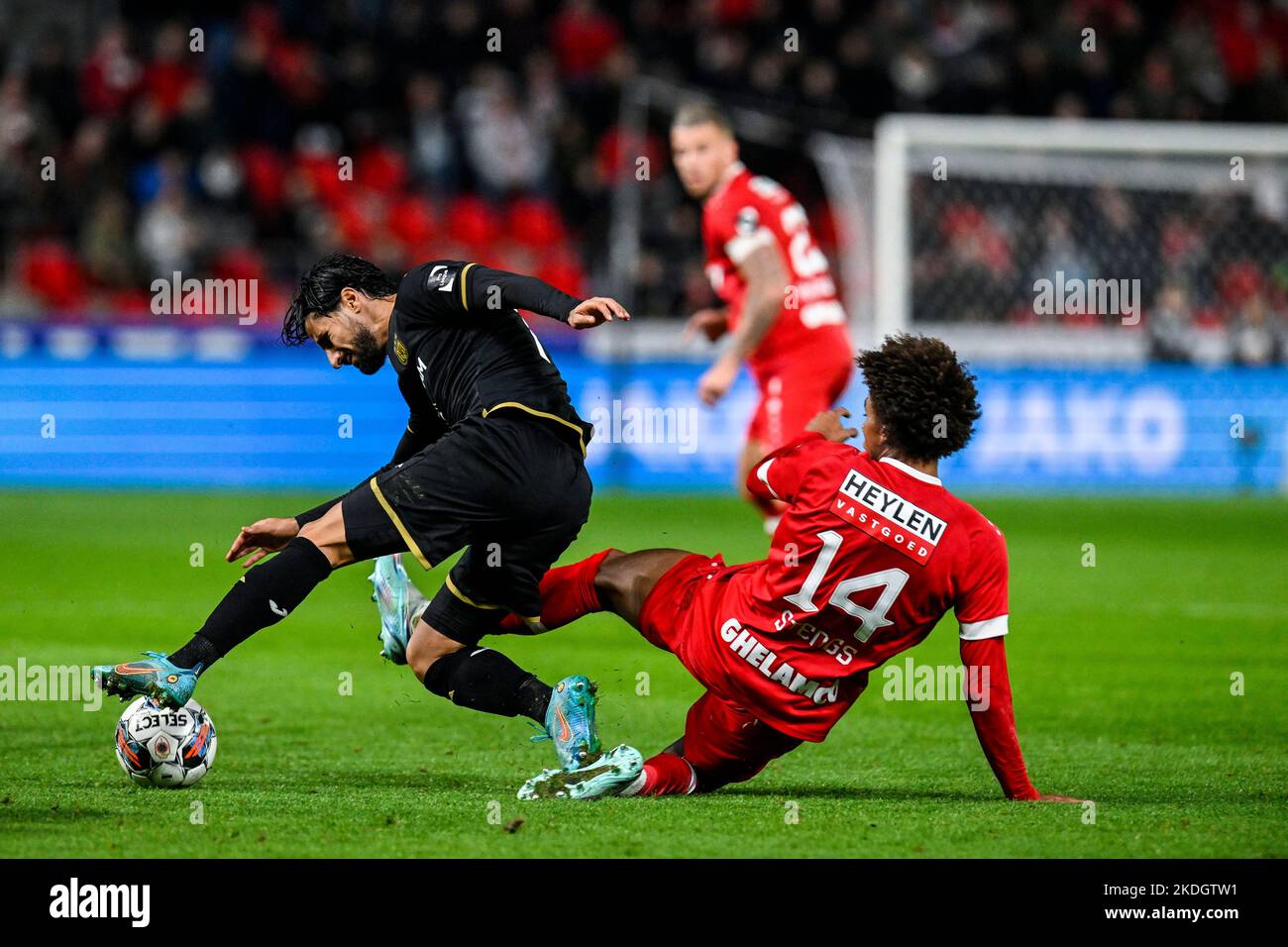 Anderlecht's Lior Refaelov and Antwerp's Calvin Stengs pictured in ...