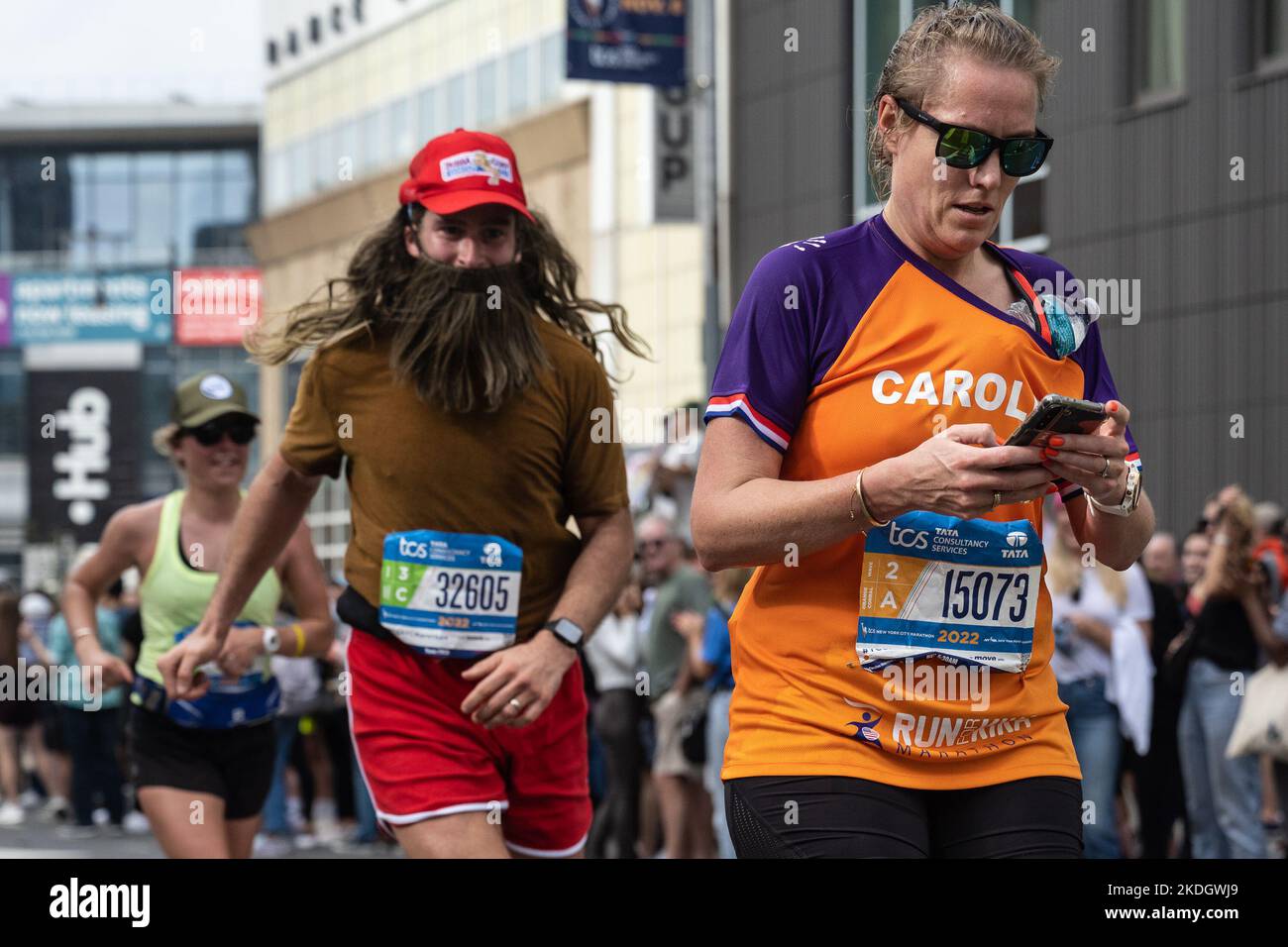 New York, USA. 06th Nov, 2022. A man dressed as Forest Gump runs in the ...