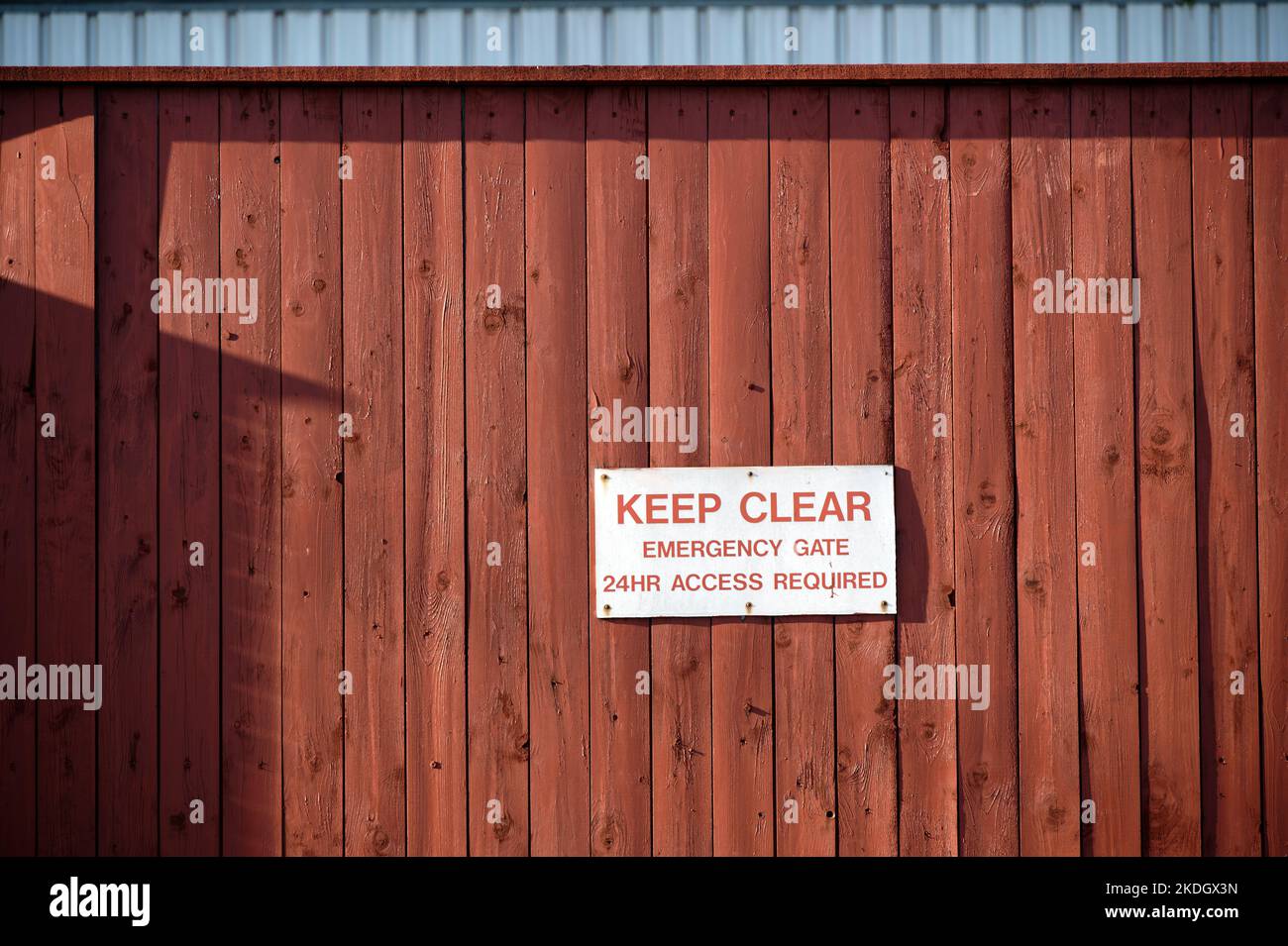 Keep clear emergency access required sign on wall Stock Photo - Alamy