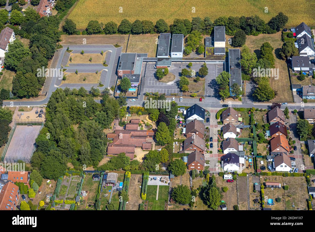 Aerial view, Friedrich-List-Berufskolleg, Kindergarten Arche Noah ...