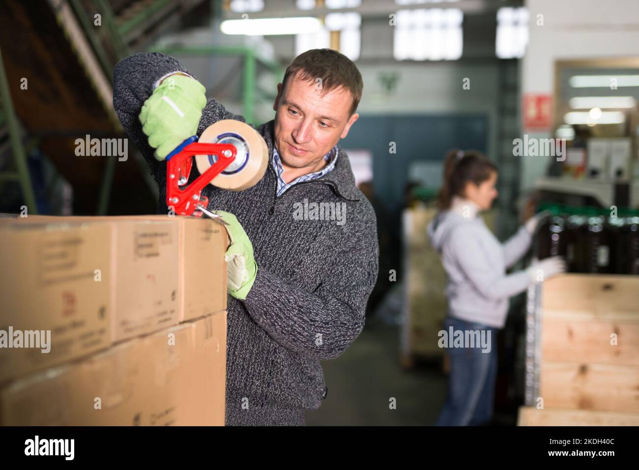 Man sealing carton boxes Stock Photo - Alamy
