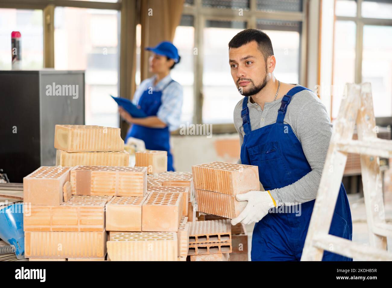 Bricklayer carrying bricks hi-res stock photography and images - Alamy