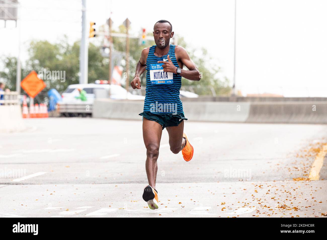 Shura Kitata (ETH) entering Harlem from the Bronx via the Madison ...