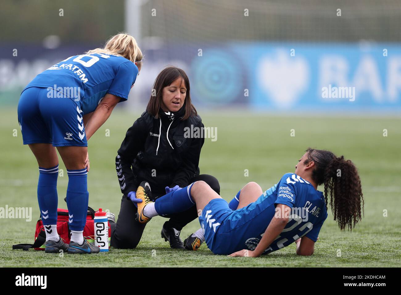 Football physio women hi-res stock photography and images - Alamy