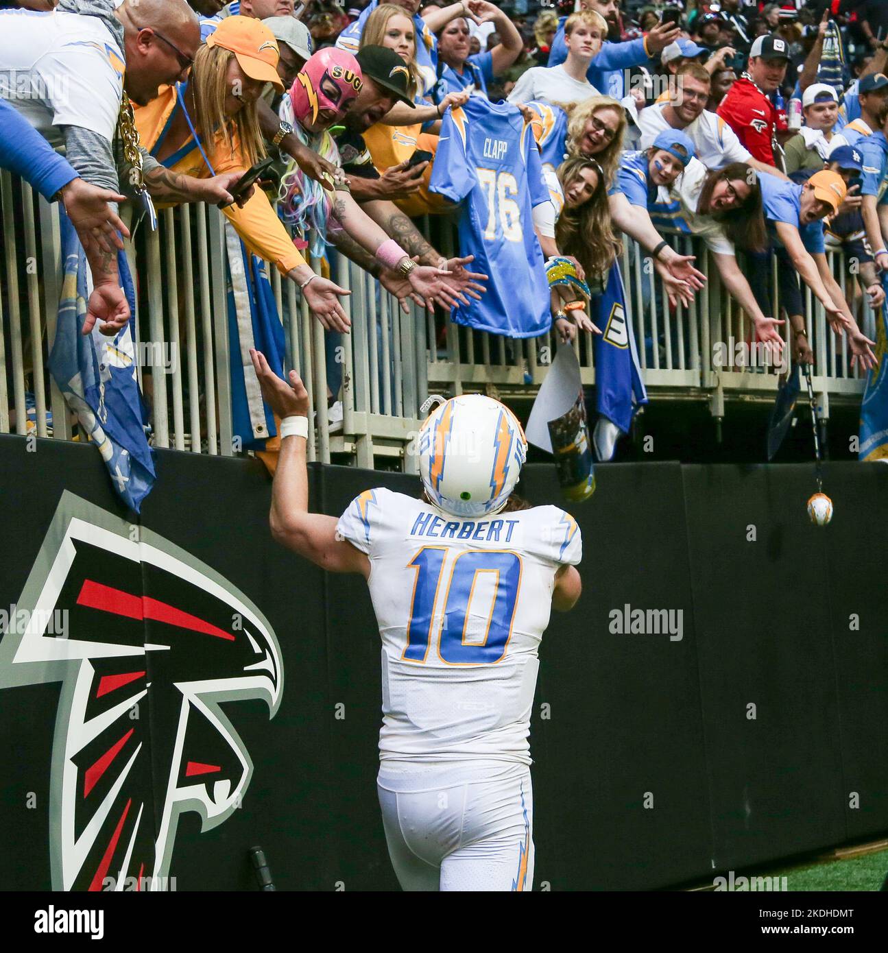 Mercedes benz stadium falcons fans hi-res stock photography and images ...