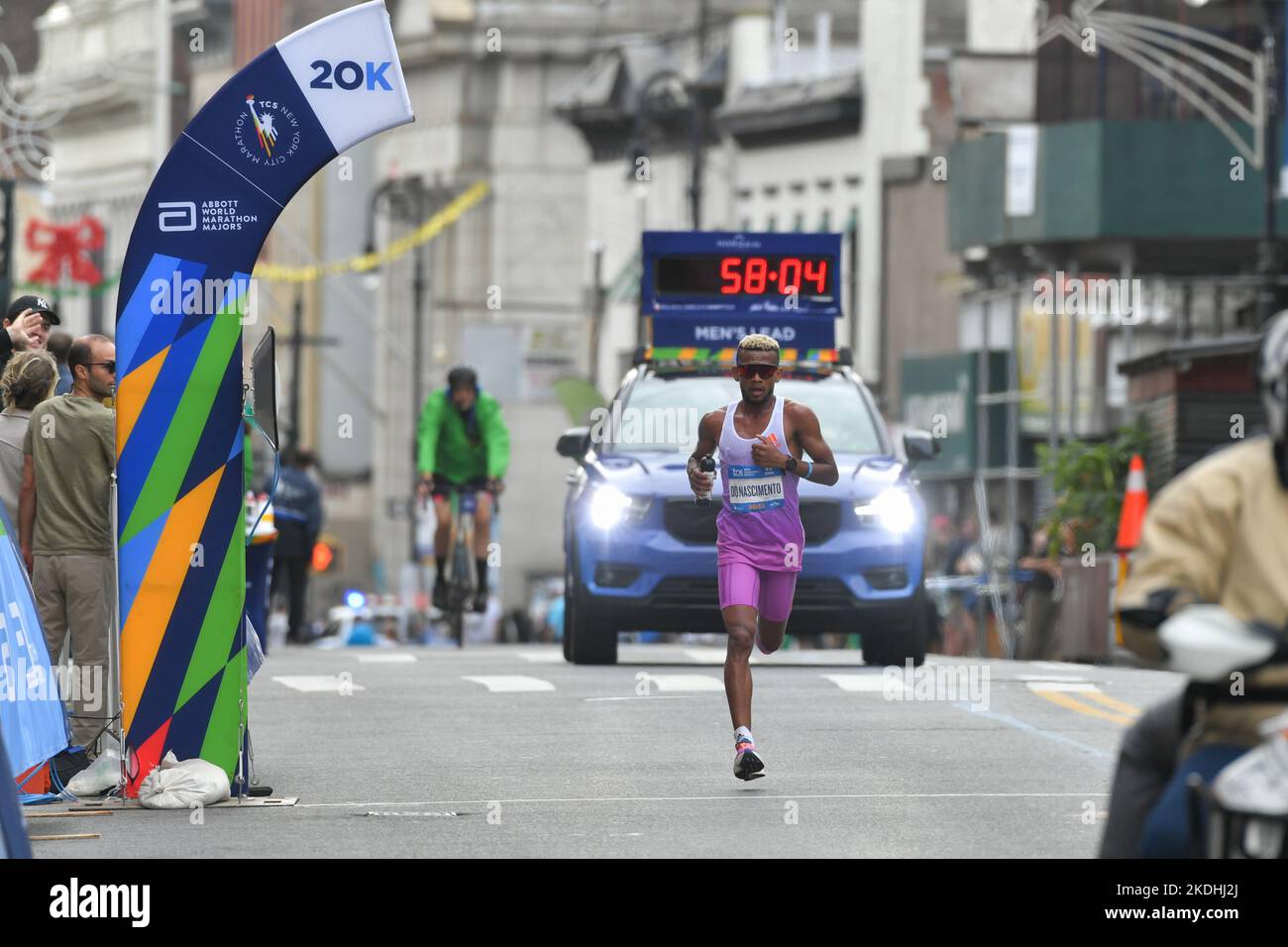 Men's elite runner Daniel do Nascimento crosses the 20k mark at the ...