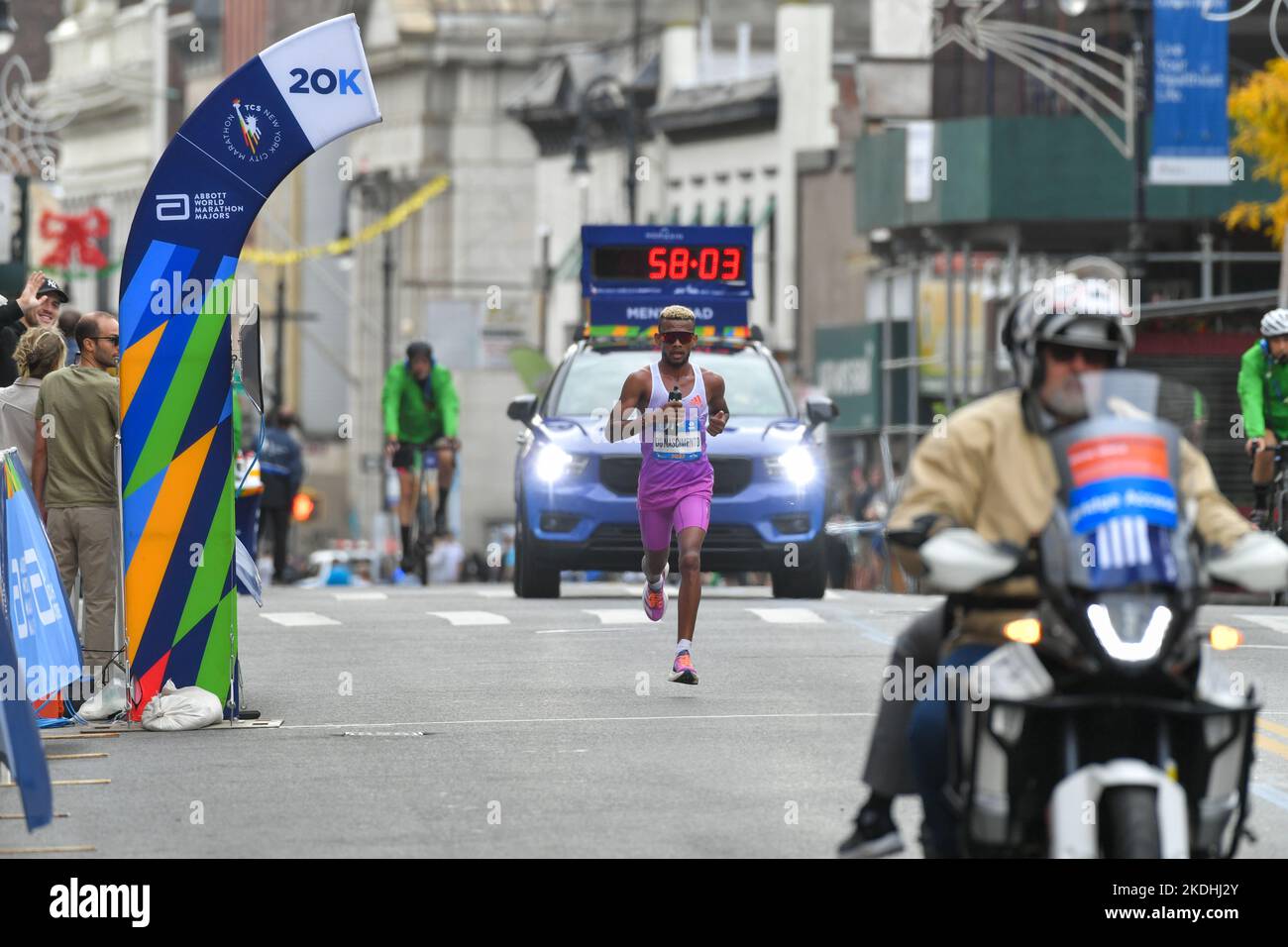 Men's elite runner Daniel do Nascimento crosses the 20k mark at the ...