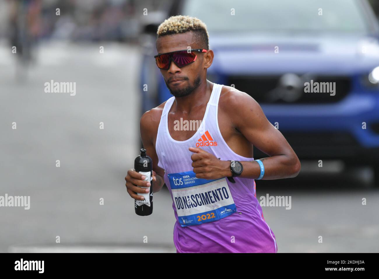 Men's elite runner Daniel do Nascimento crosses the 20k mark at the ...