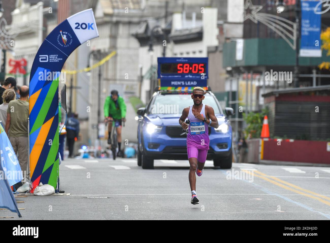 Men's elite runner Daniel do Nascimento crosses the 20k mark at the ...