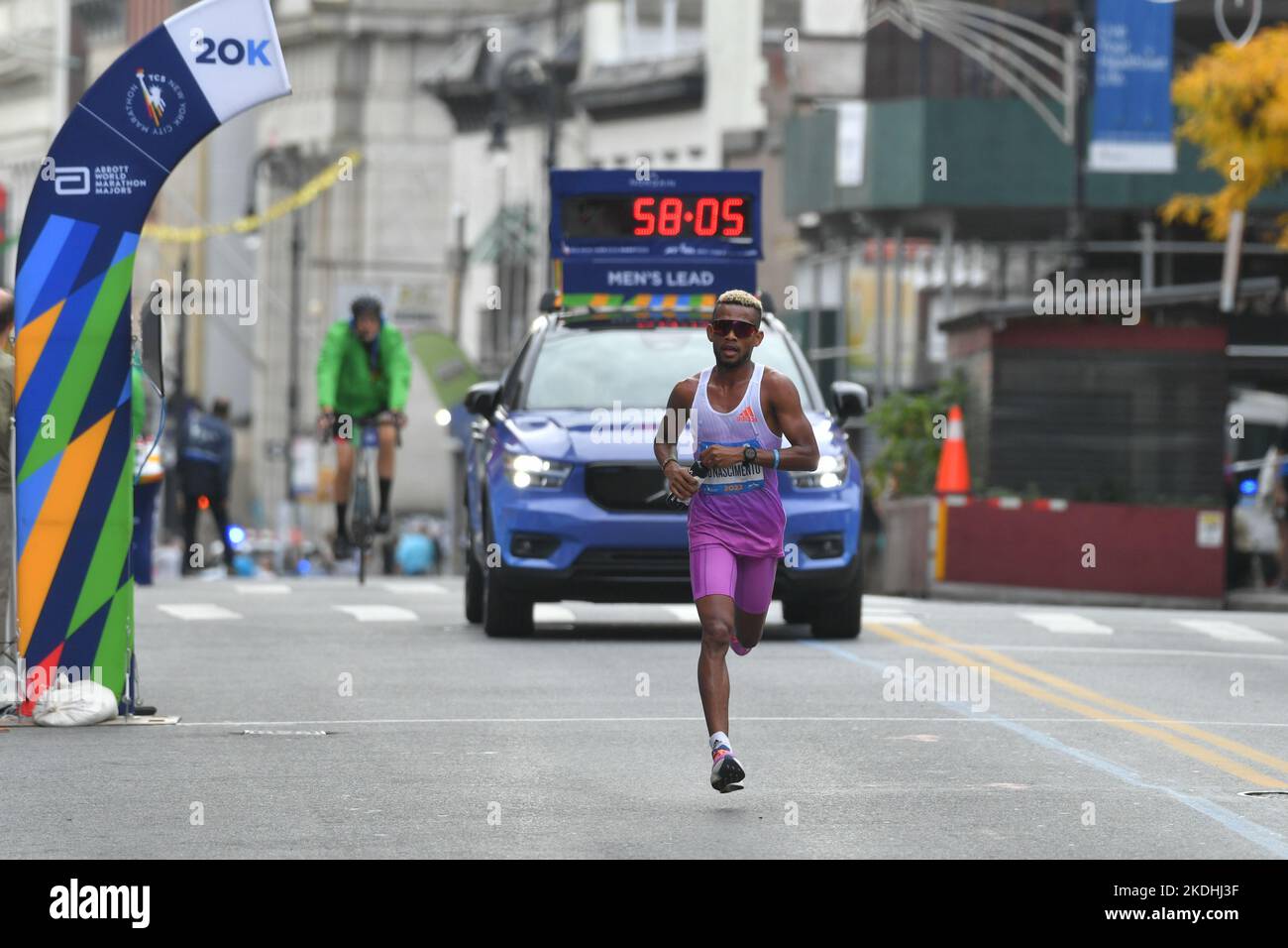 Men's elite runner Daniel do Nascimento crosses the 20k mark at the ...