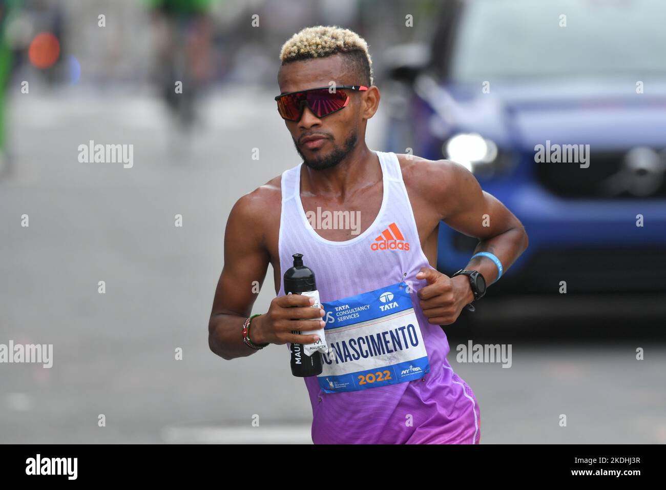 Men's elite runner Daniel do Nascimento crosses the 20k mark at the ...