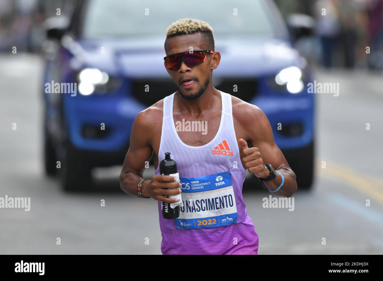 Men's elite runner Daniel do Nascimento crosses the 20k mark at the ...