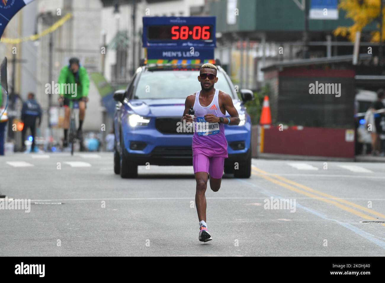 Men's elite runner Daniel do Nascimento crosses the 20k mark at the ...