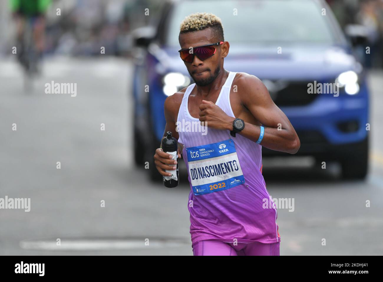 Men's elite runner Daniel do Nascimento crosses the 20k mark at the ...