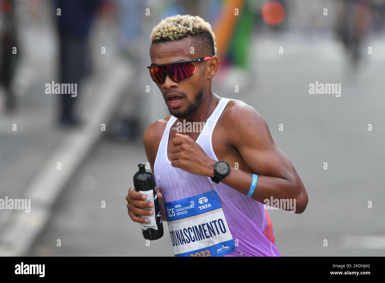 Men's elite runner Daniel do Nascimento crosses the 20k mark at the ...
