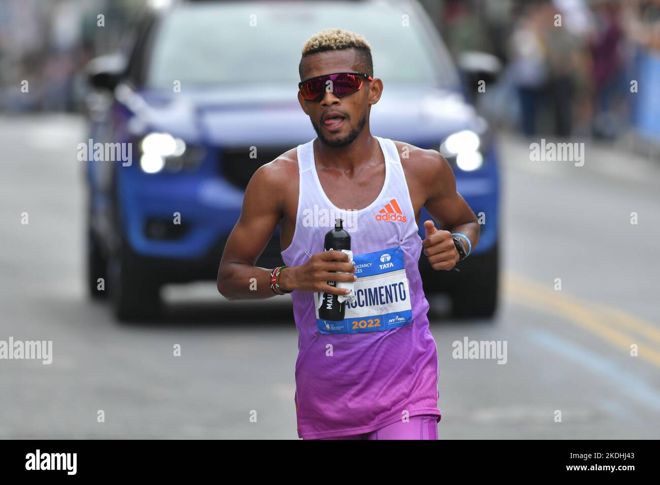 Men's elite runner Daniel do Nascimento crosses the 20k mark at the ...