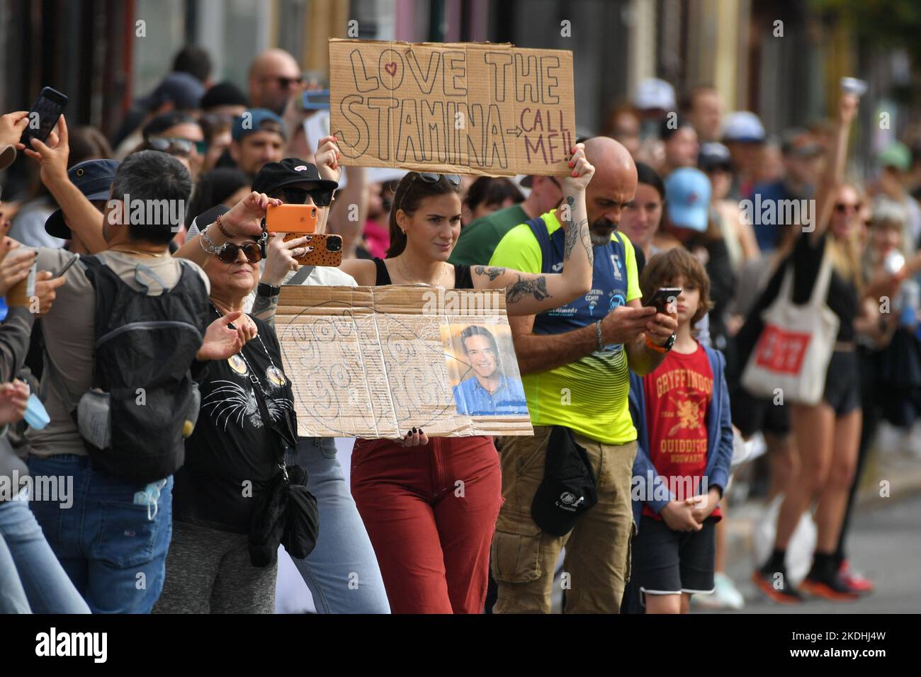 Spectators cheer on runners at the 2022 TCS New York City Marathon on ...