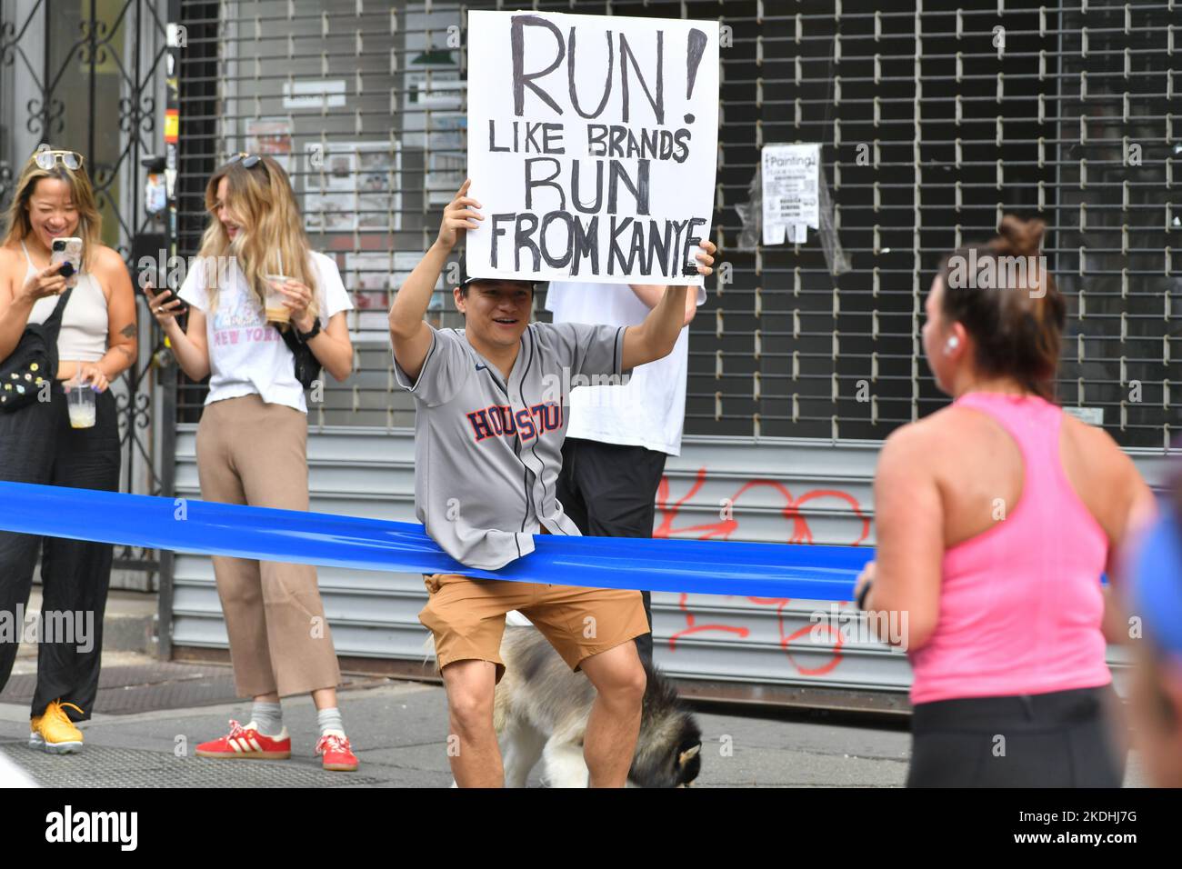 Spectators cheer on runners at the 2022 TCS New York City Marathon on ...