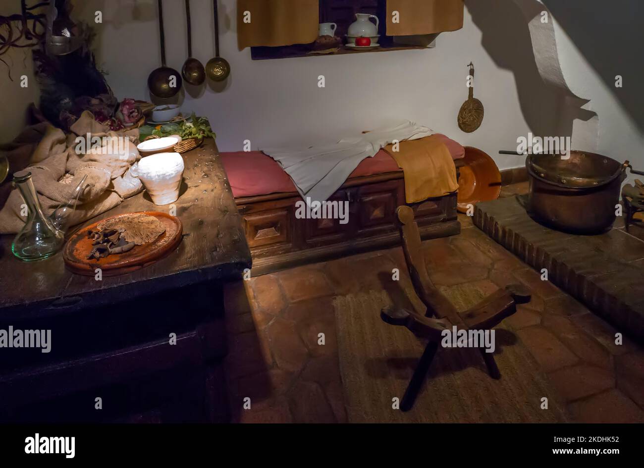 Old cooking pots hi-res stock photography and images - Alamy