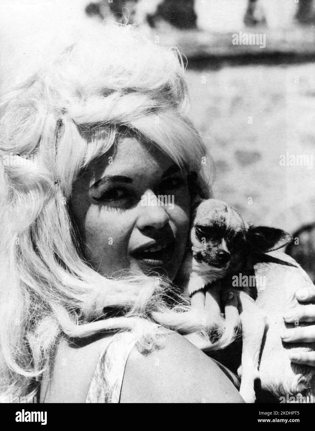 Movie audience 1950s hi-res stock photography and images - Alamy