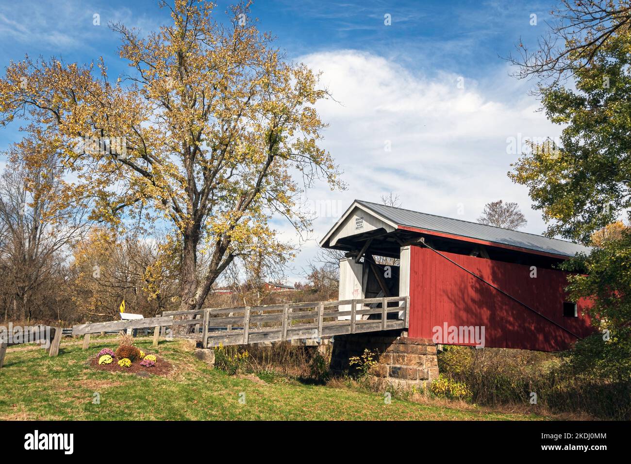 Marietta, Ohio, USA-Oct. 25, 2022: Historic Rinard Covered Bridge ...