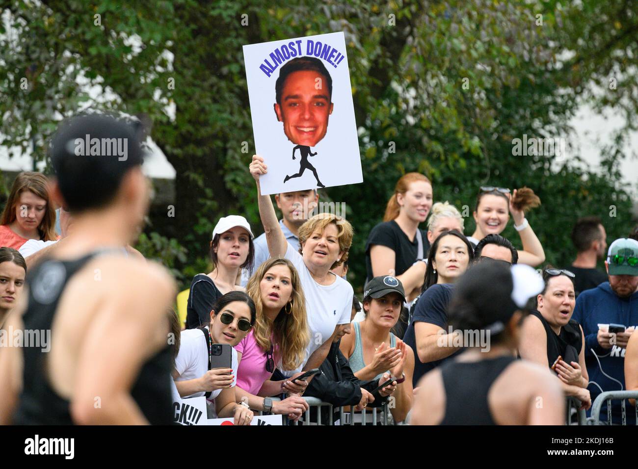 New York, USA. 6th Nov, 2022. Spectators cheer runners entering Central ...
