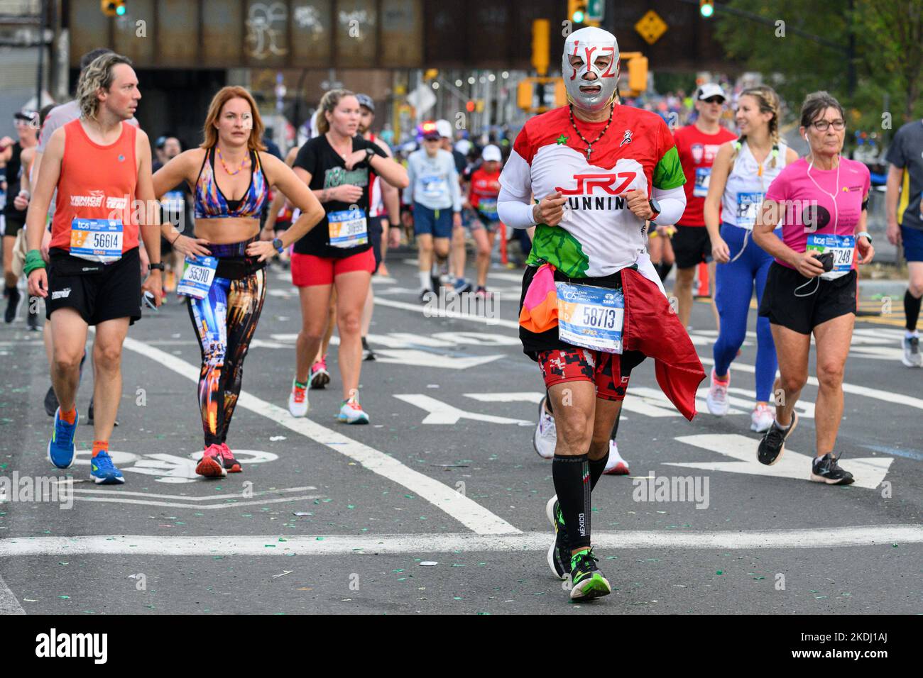 New York, USA. 6th Nov, 2022. Runner Manuel Trejo from Mexico runs with ...