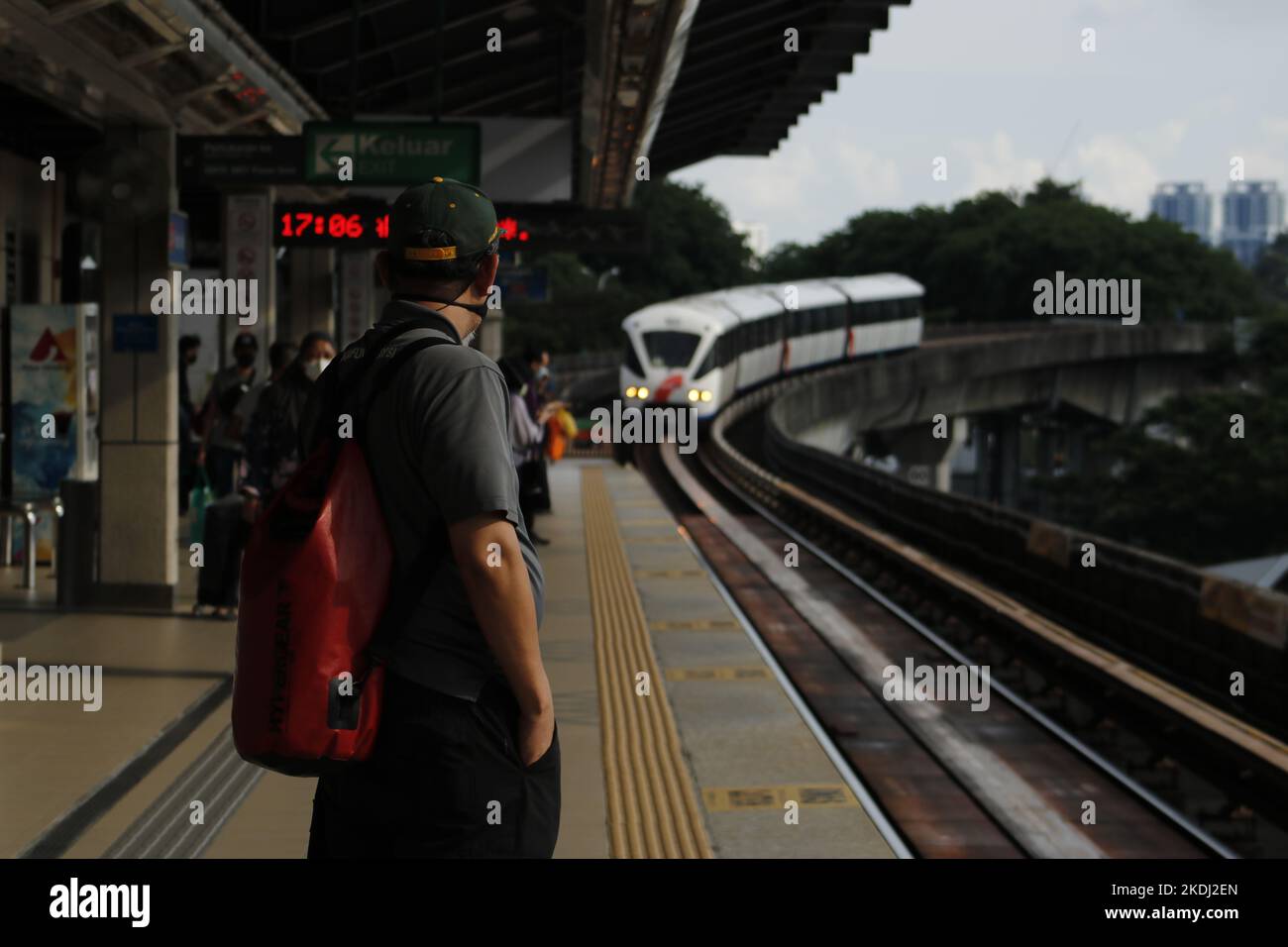 A man waiting for the train at Pasar Seni LRT Station, Kuala Lumpur Stock Photo - Alamy