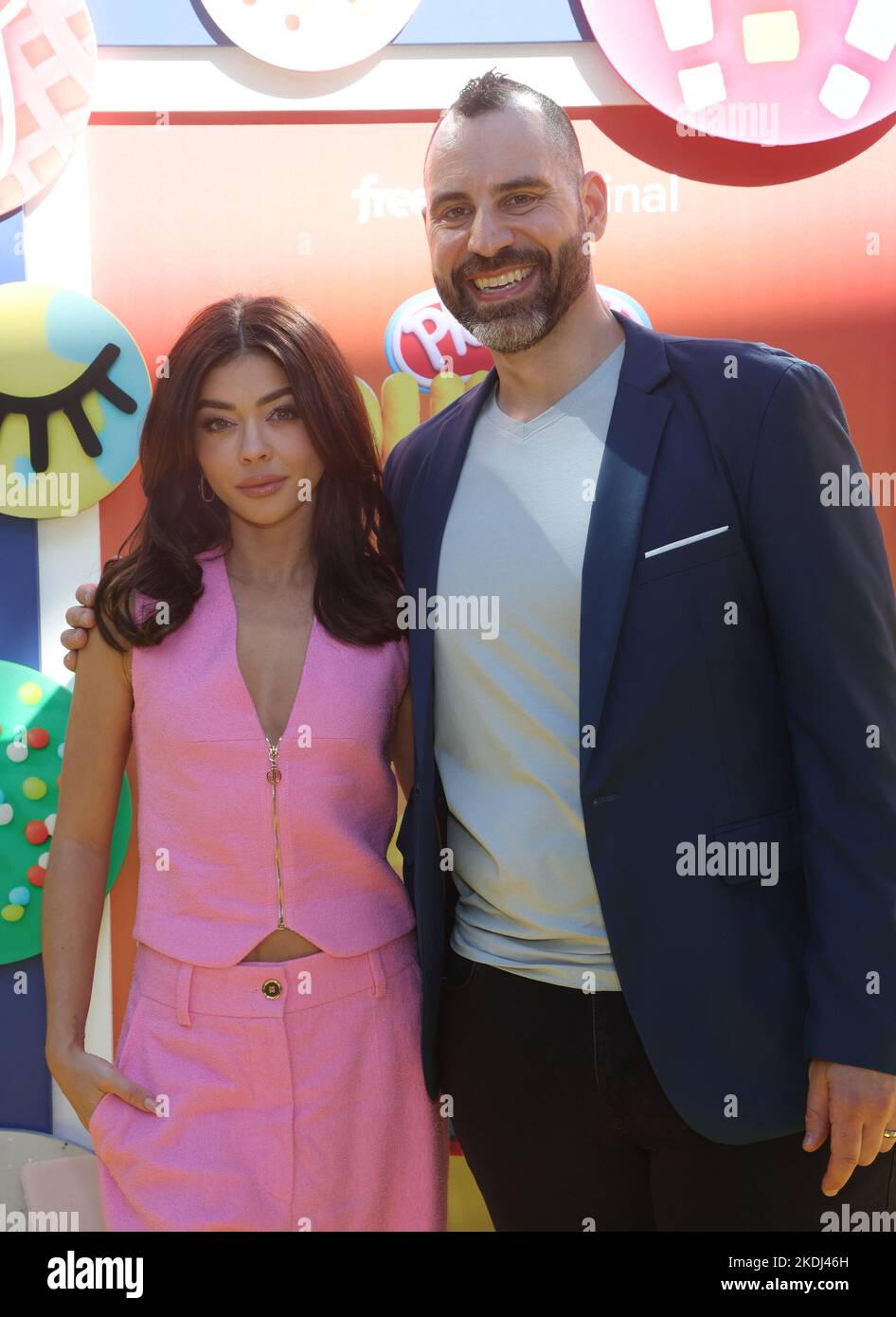 Los Angeles, California, USA. 6th Nov, 2022. Sarah Hyland, Jason Loik ...