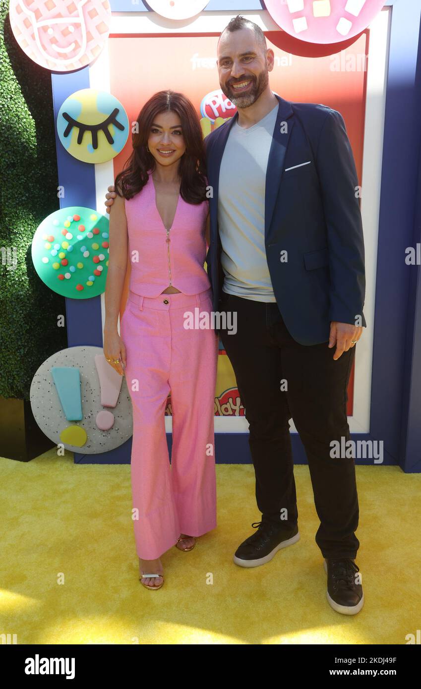 6 November 2022 -Los Angeles, California - Sarah Hyland, Jason Loik ...