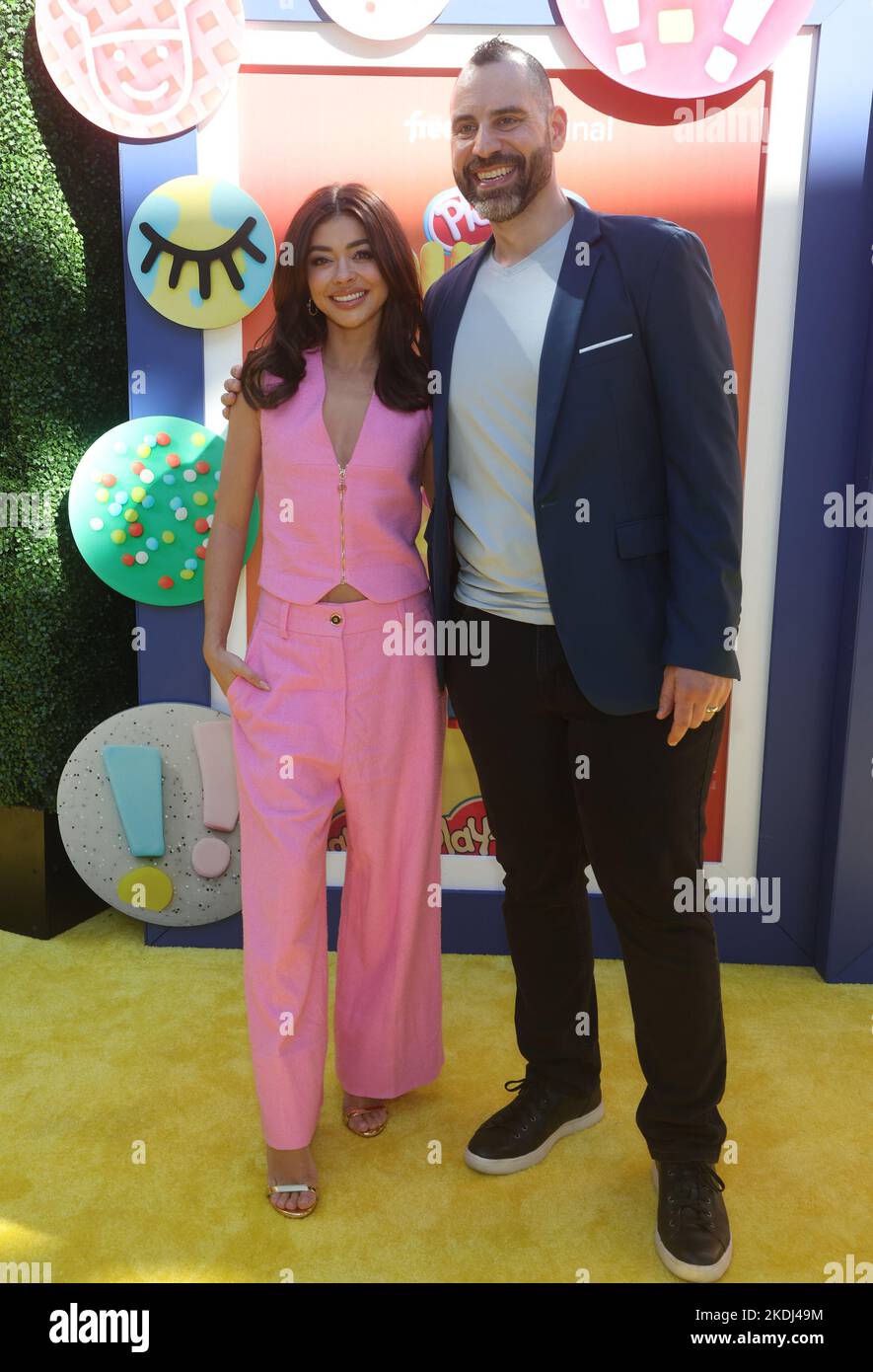 6 November 2022 -Los Angeles, California - Sarah Hyland, Jason Loik ...