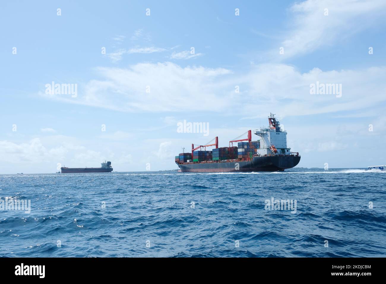Loading ocean vessels hi-res stock photography and images - Alamy