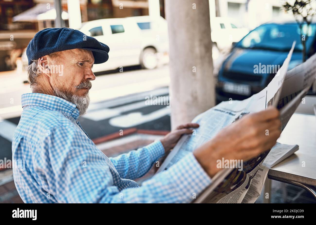 Man senior newspaper coffee city news hi-res stock photography and ...
